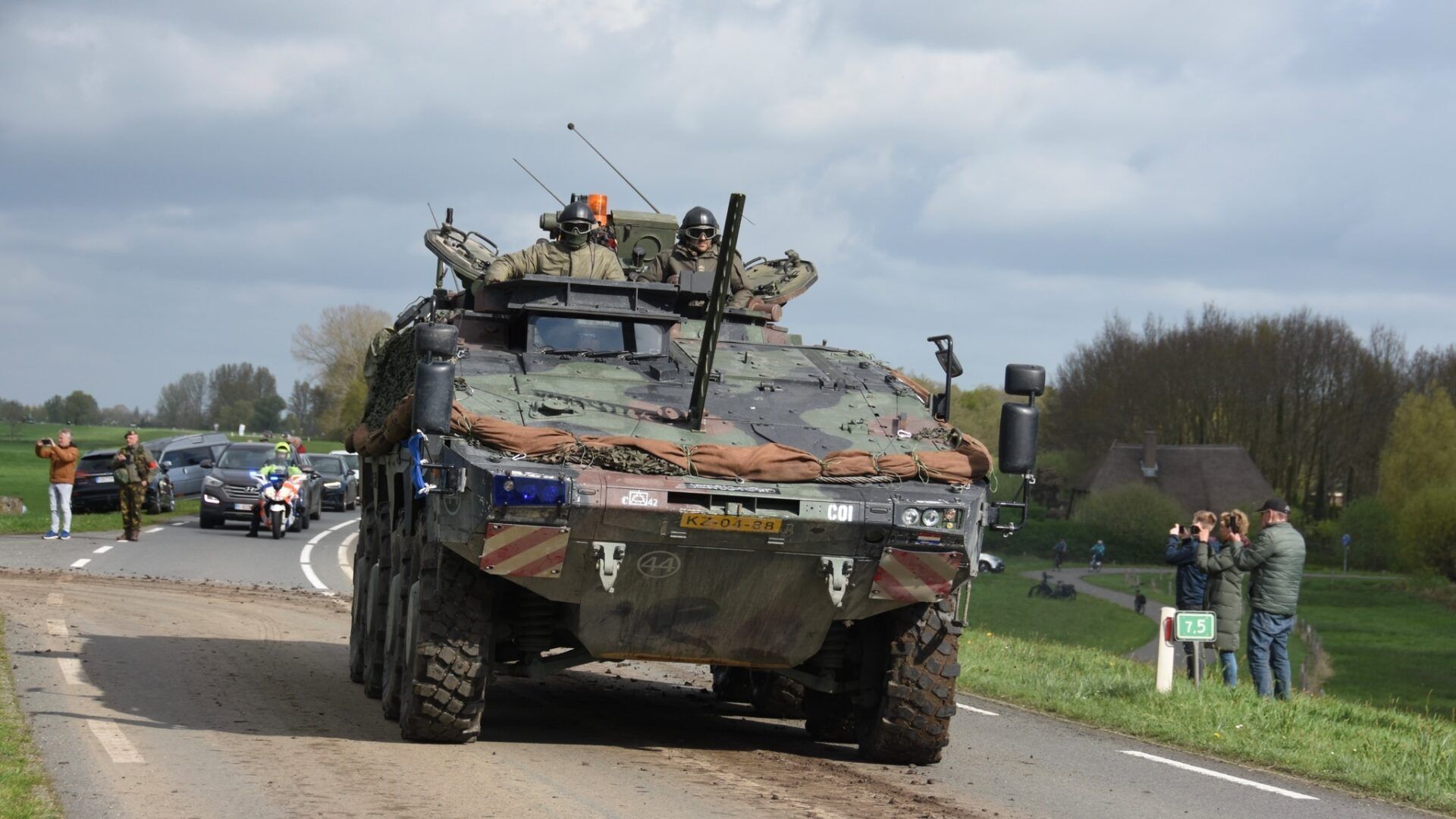 Klaar voor NAVO-oefening, militaire colonne davert door Salland - Salland1
