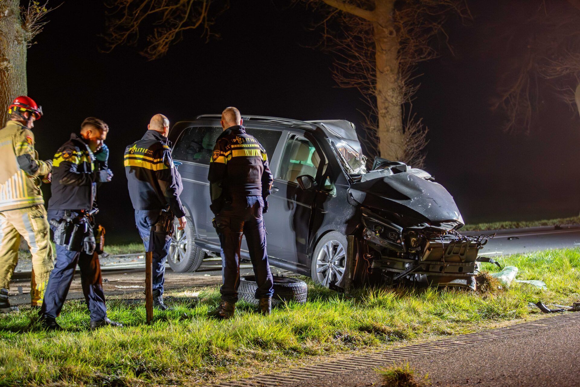 Ernstig ongeval op de N35: bestuurder overlijdt na botsing tegen boom - Salland1