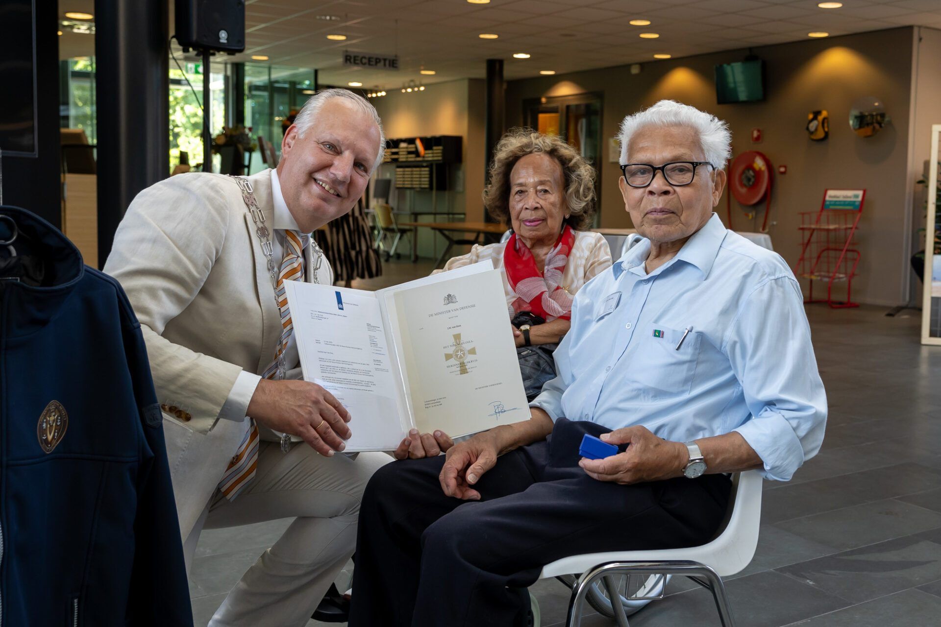 Speciale onderscheiding voor Johan van Ernst op Veteranendag Raalte ...