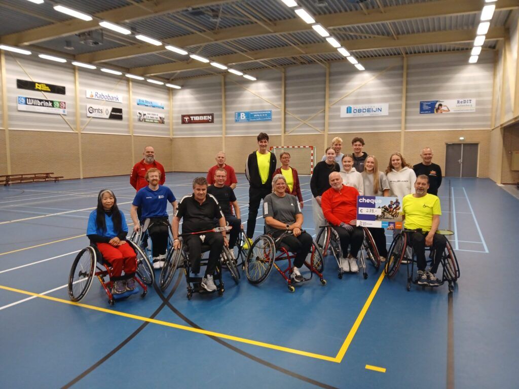 SV Broekland overhandigt cheque aan Aangepast Badminton Salland - Salland1